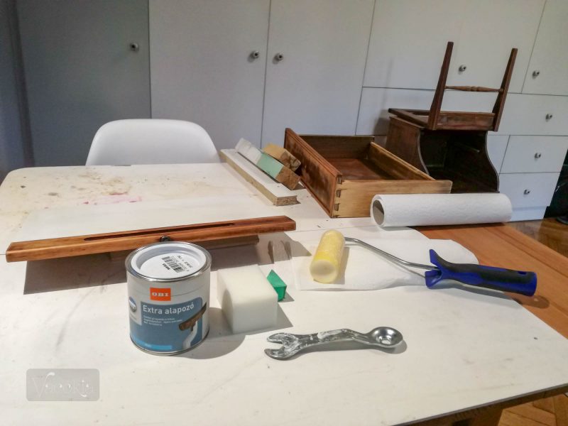 Telefonasztal felújítása zománcfestékkel és hengerrel - Vacókia